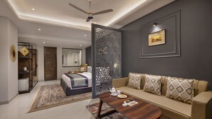 Uma sala de estar moderna com sofá, mesa de centro e objetos decorativos.