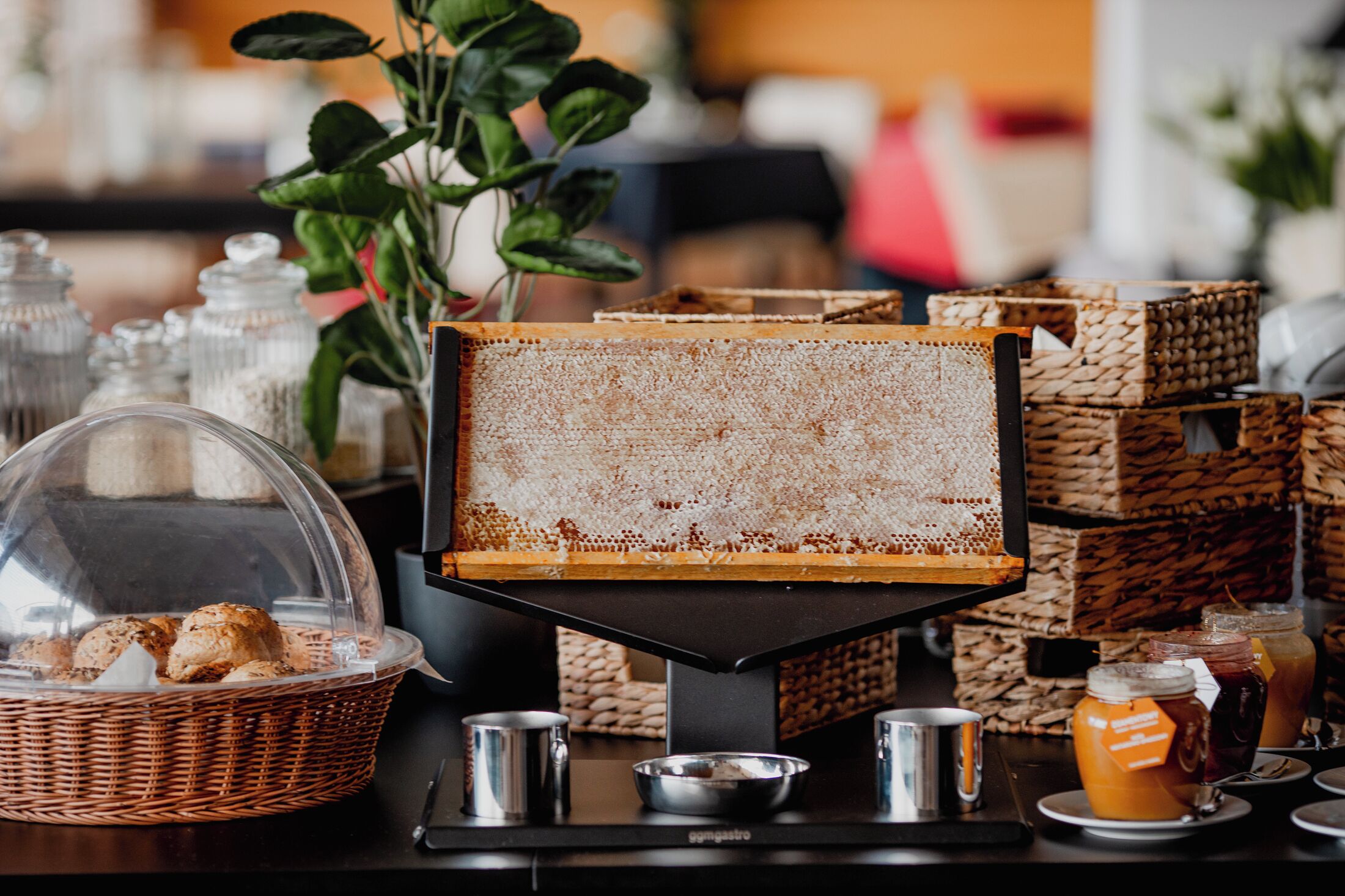 Um buffet de café da manhã com diversos pães, doces e bebidas.