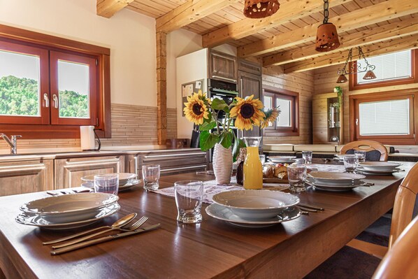 Chalé Familiar, vários quartos, junto à montanha (House Of Nature With Sauna And Tents) | Restaurantes