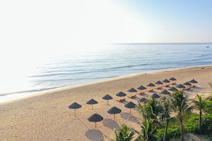 Praia particular, barracas de praia de cortesia, espreguiçadeiras