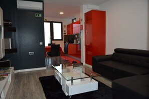 Apartamento Deluxe, 1 cama king-size e sofá-cama, cozinha, vista para a colina | Sala de estar | Televisor de ecrã plano de 32 polegadas com canais por cabo, televisor 