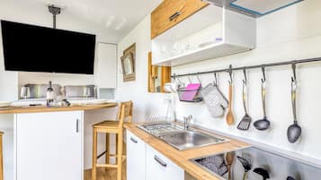 Estúdio família, vista para a montanha (Riverside Suite Ane private beach) | Cozinha privada | Geladeira, fogão, cooktop, chaleira elétrica