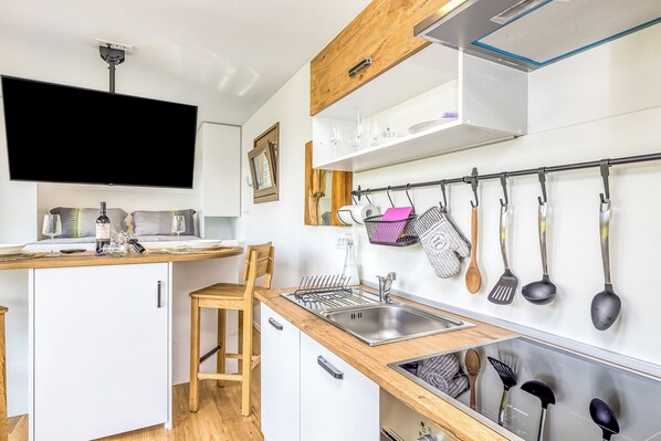 Estúdio Familiar, vista para a montanha (Riverside Suite Ane private beach) | Cozinha privada | Um frigorífico, um forno, uma placa de cozinha, uma chaleira elétrica 