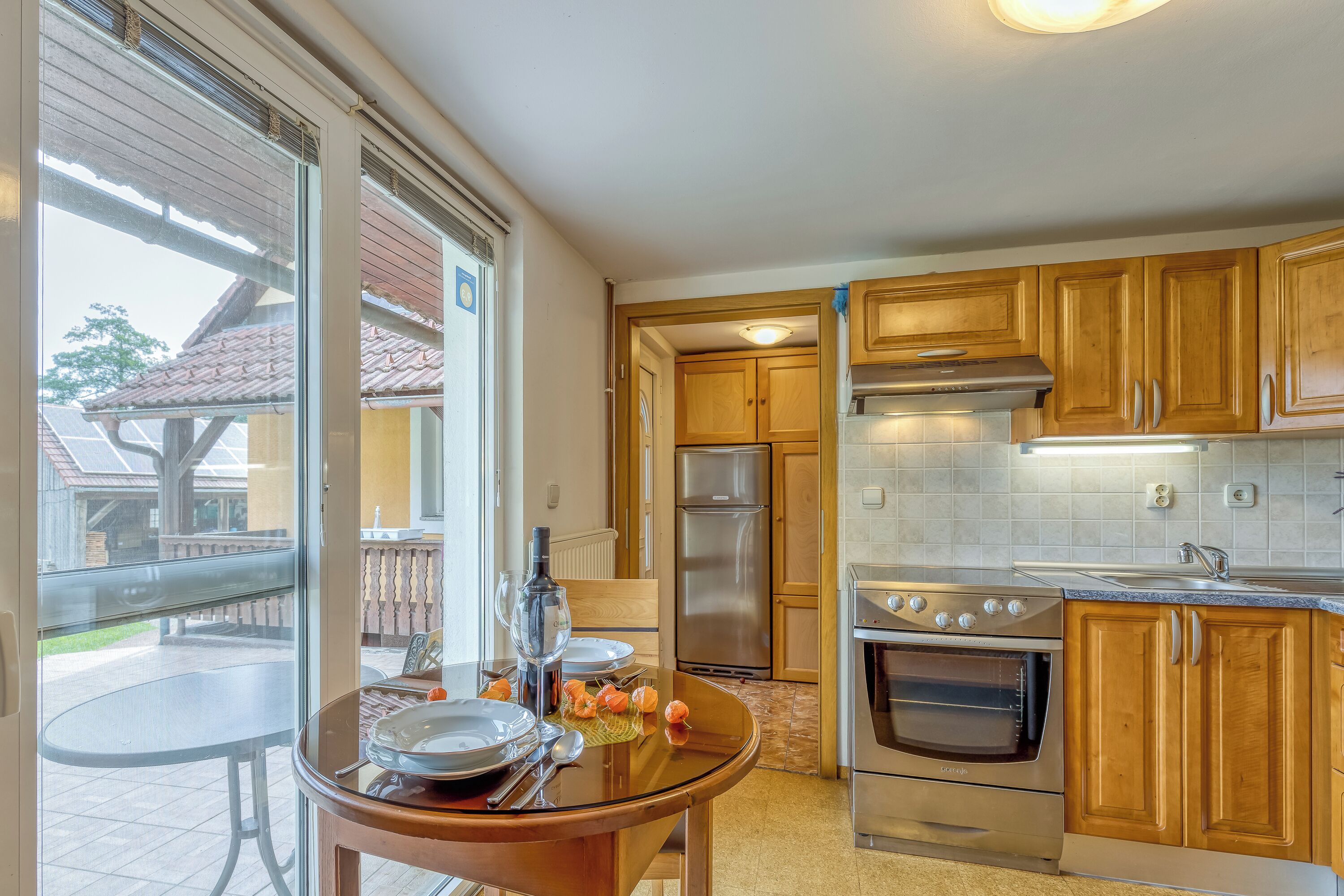 Estúdio família, vista para a montanha (River View Suite Mlinar private beach) | Cozinha privada | Geladeira, fogão, cooktop, chaleira elétrica