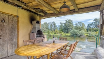 Estúdio família, vista para a montanha (River View Suite Mlinar private beach) | Opções para refeição ao ar livre
