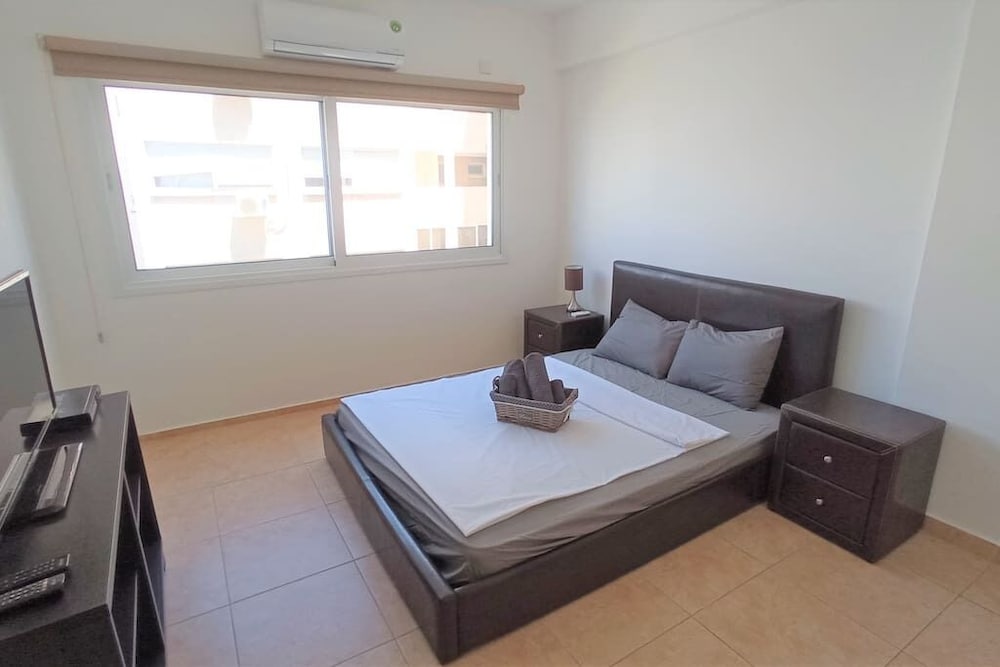 Umm Haram Whole Apartment · 5 Min Walk To The Beach! Netflix & Fast Internet - 라르나카