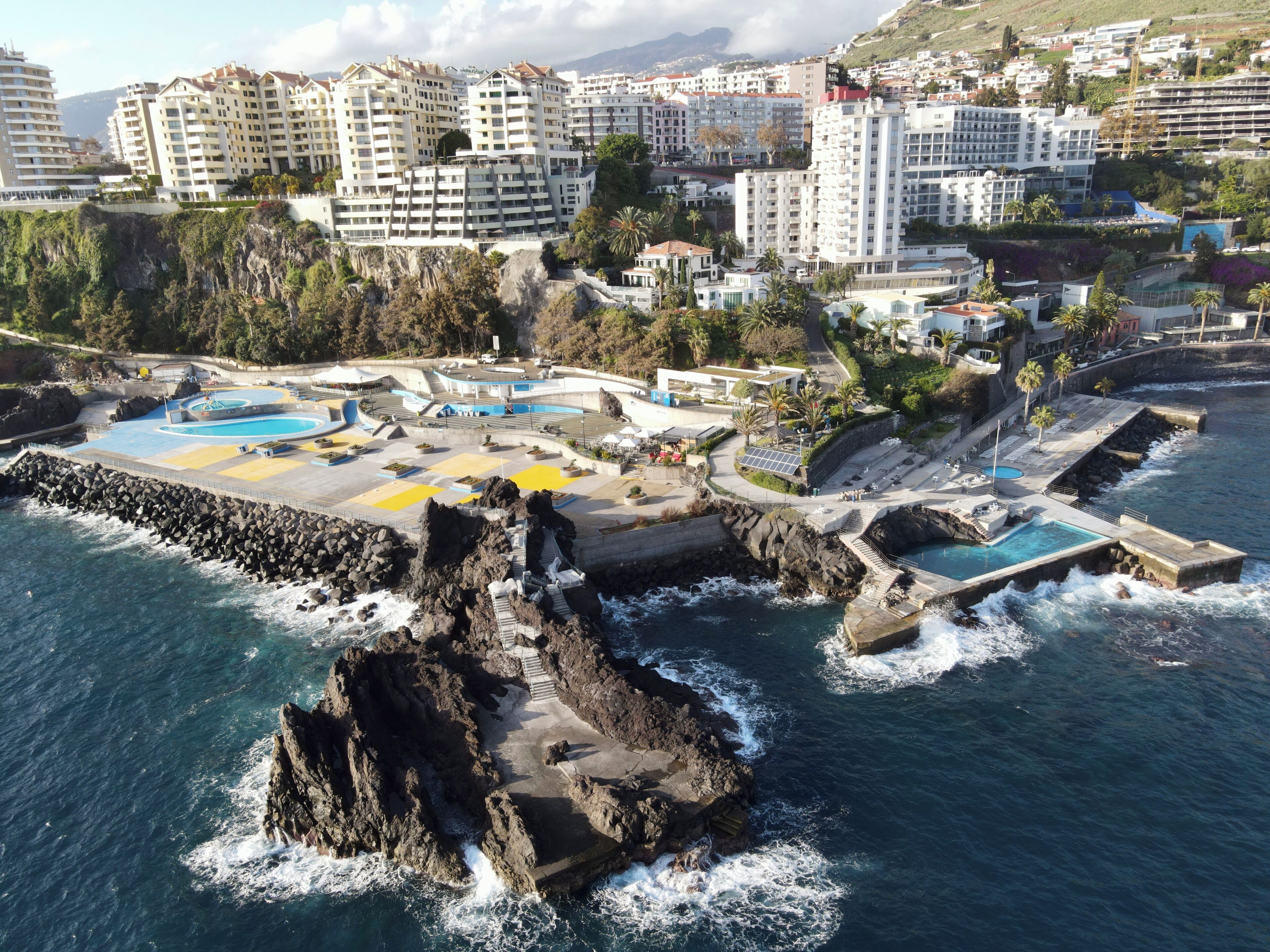 Perto da praia, praia de areia negra, espreguiçadeiras 