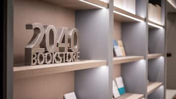 Uma estante com o texto '2040 BOOKSTORE' e alguns livros.