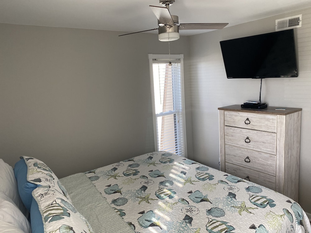 Deluxe 1 Br Ocean Front Balcony, Elevator, Pool, Linens & Screened Porch - Carolina del Norte