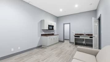 King Kitchenette Suite with Private Balcony | Cozinha privada | Um micro-ondas
