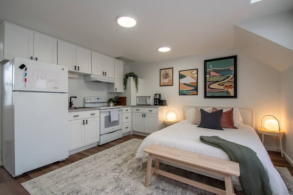 Cozy Modern Studio, Downtown Marysville - Marysville, WA