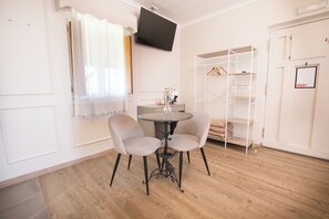 Quarto Twin Superior, 1 quarto, vista para o jardim | Minibar, secretária adequada para computadores portáteis, Wi-fi grátis 