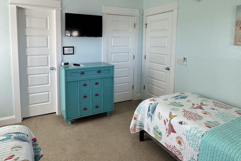 Gorgeous Home With Three Decks, Private Hot Tub & Access To Club Hatteras Pool - Avon, NC