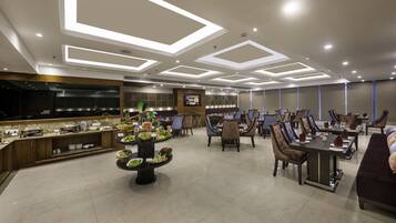 Pequeno-almoço tipo buffet diário (250 INR por pessoa)