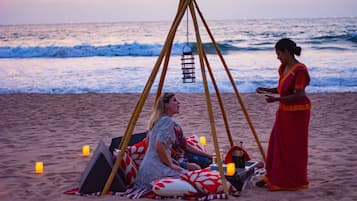 Na praia, praia de areia branca, espreguiçadeiras, guarda-sóis de praia