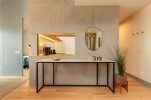 Apartamento Deluxe | Cozinha privada | Um frigorífico, um micro-ondas, um forno, uma placa de cozinha 