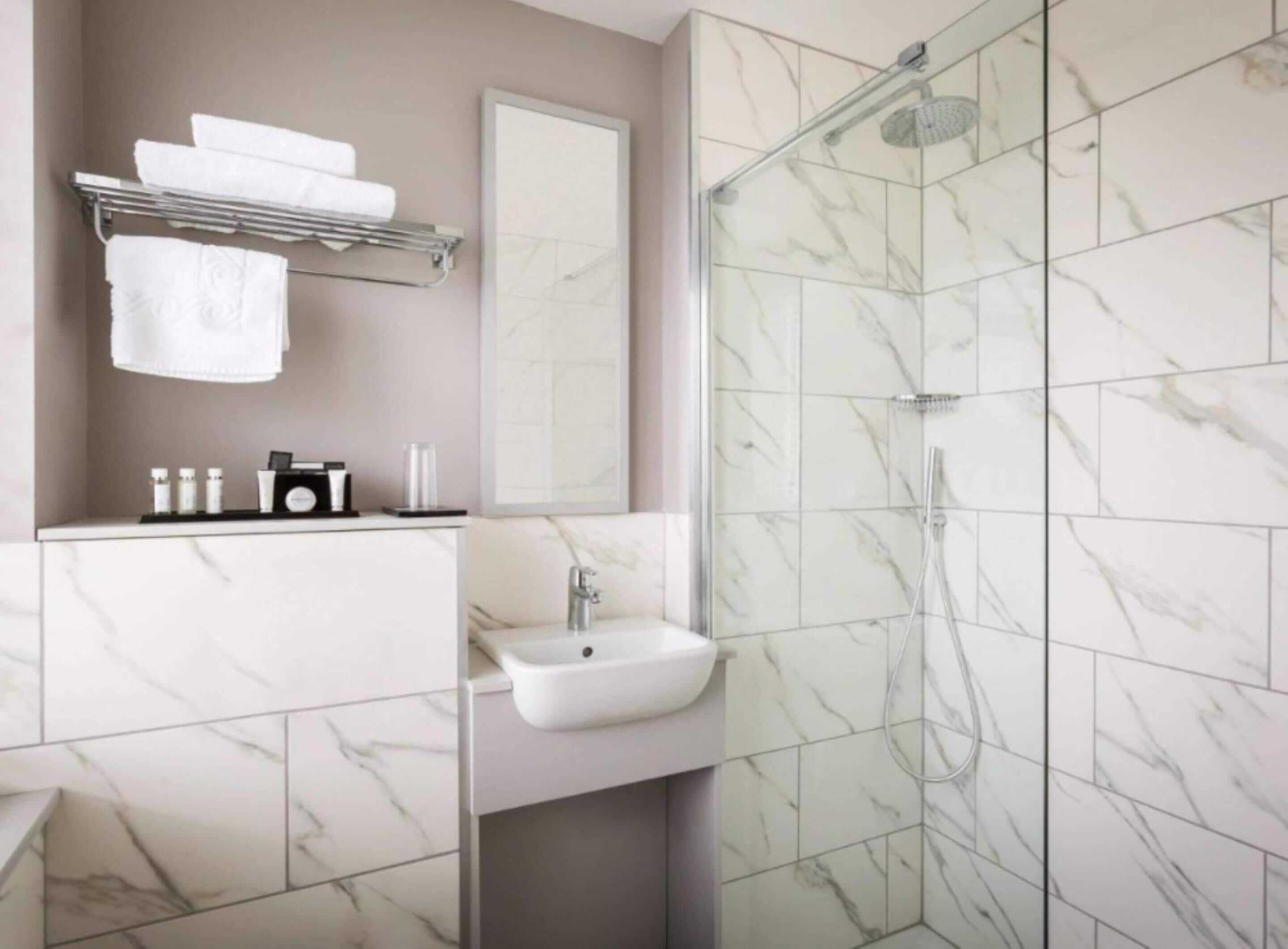 Quarto clássico, 1 cama de solteiro, para não fumantes | Banheiro | Produtos de toalete grátis, secador de cabelo, toalhas de banho 