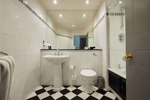 Quarto superior, 1 cama de casal, para não fumantes | Banheiro | Produtos de toalete grátis, secador de cabelo, toalhas de banho