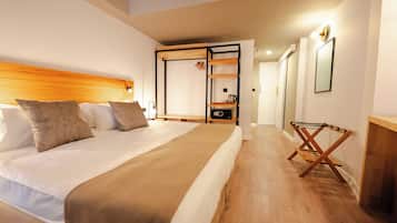 Edredões de penas, minibar, cofre no quarto, secretária