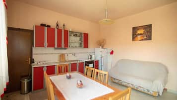 Suite (Two bedroom Suite with shared Terrace) | Cozinha privada | Um frigorífico