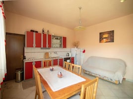 Suite (Two bedroom Suite with shared Terrace) | Cozinha privada | Um frigorífico 
