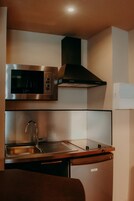 Refrigerador em uma área comum, micro-ondas em uma área comum