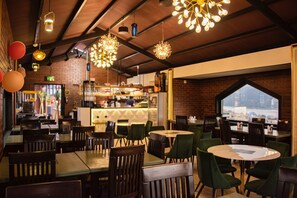 2 restaurantes: servem pequenos-almoços, almoços, jantares e brunches