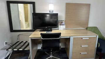 Escrivaninha, cortinas blackout, Wi-Fi de cortesia, roupa de cama