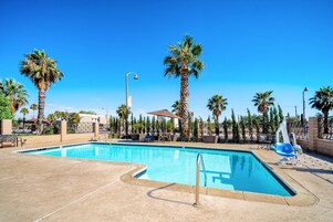 Piscina exterior, espreguiçadeiras 