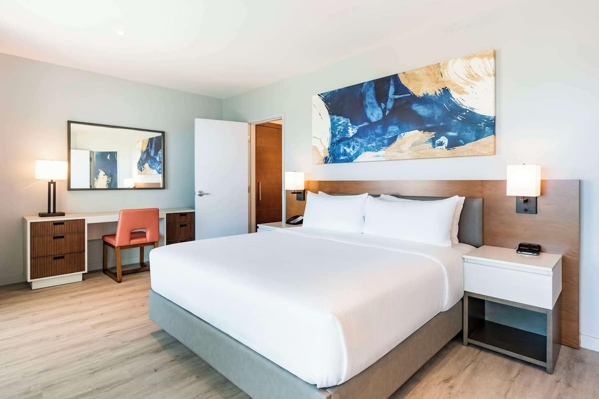 Suíte grand, 1 cama King (Oceanfront, Pergola, 1 Bedroom) | Cofres nos quartos, escrivaninha, espaço de trabalho para notebook