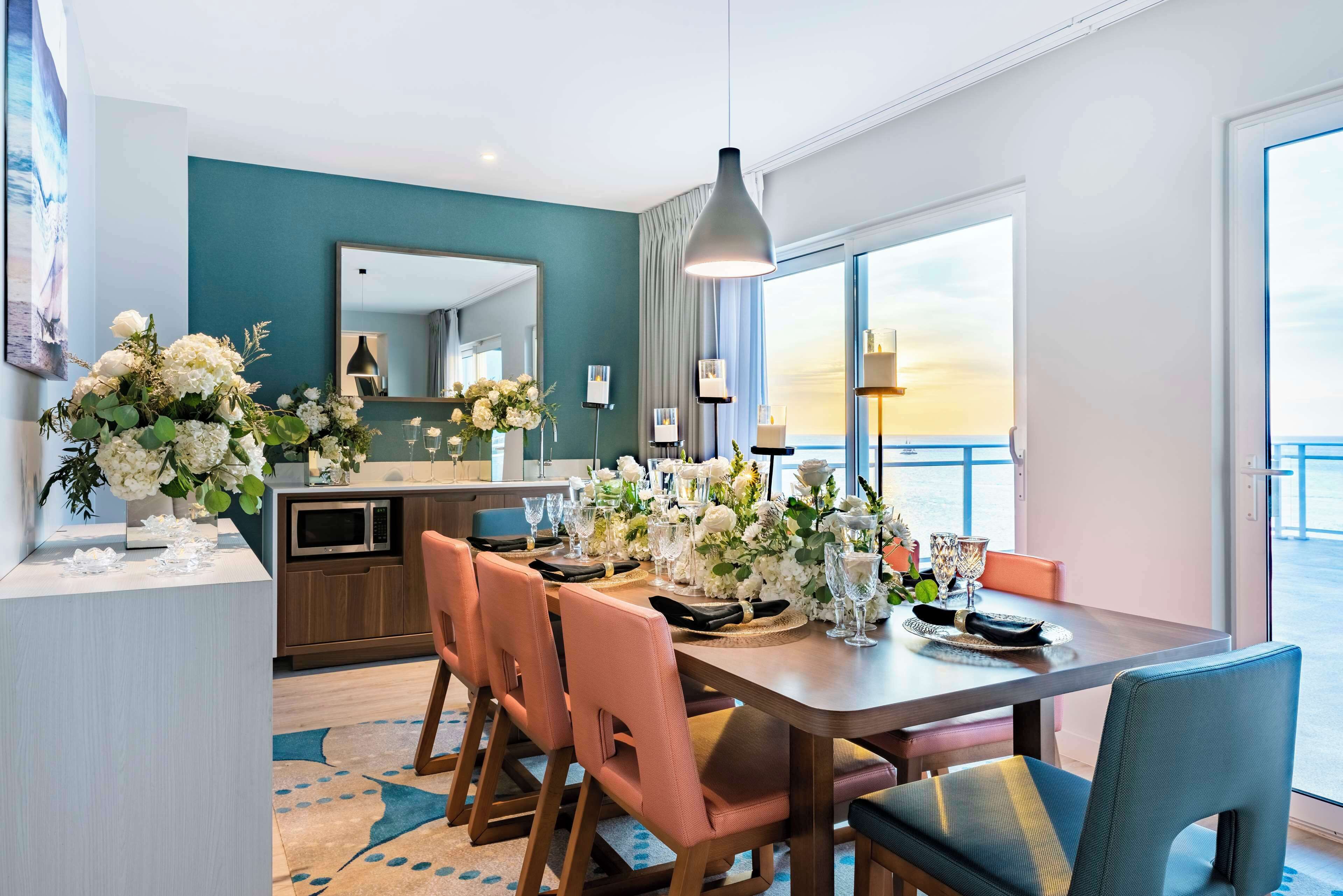 Suíte grand, 1 cama King (Oceanfront, Pergola, 1 Bedroom) | Área de estar | Smart TV 50 polegadas com canais a cabo, TV