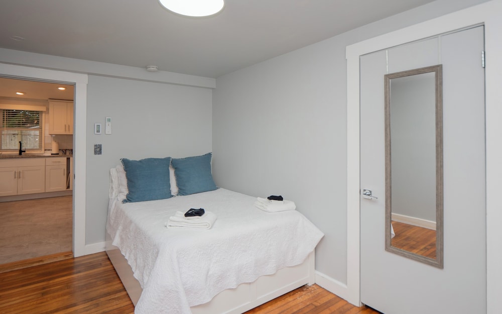 Cheerful Two Bedroom Cottage With Parisian Patio! - Greenvale Vineyards, Portsmouth