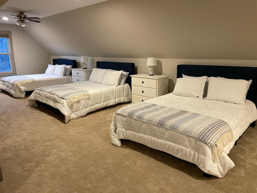 Luxury Lake Lanier Estate + Double Dock - Lake Sidney Lanier, Gainesville