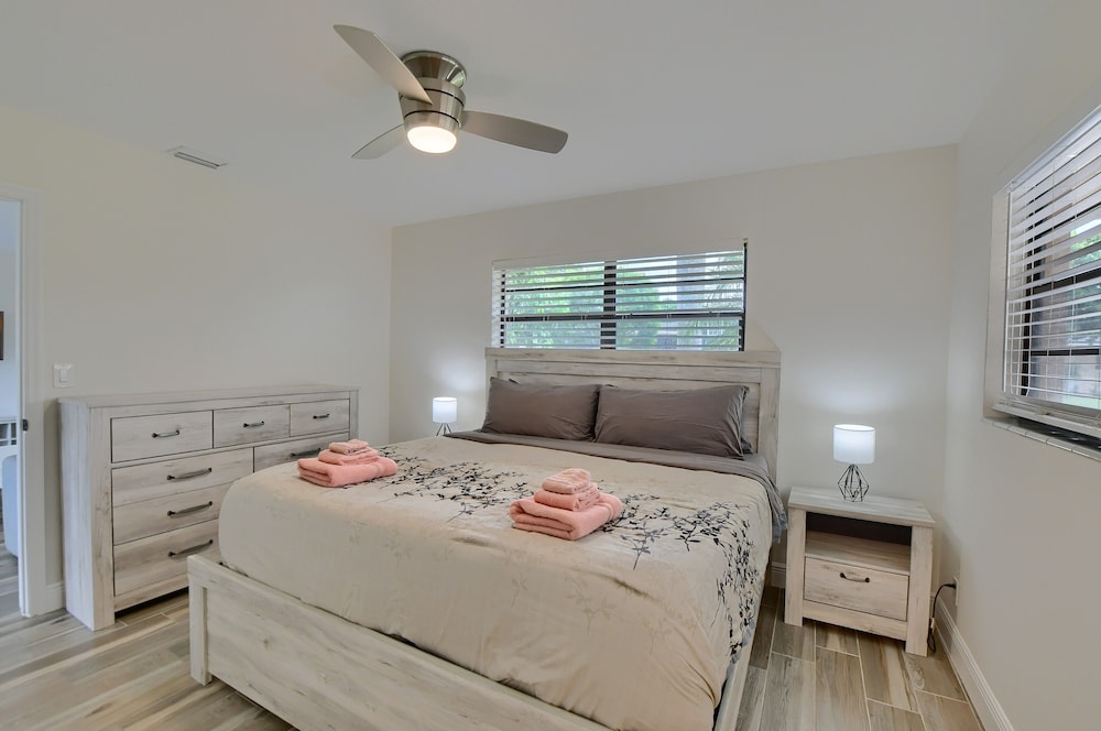Heated Pool Home 3.6 Miles From Beach - Lake Worth, FL