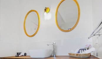 Quarto Triplo Clássico | Casa de banho | Um polibã, artigos de higiene pessoal grátis, um secador de cabelo 