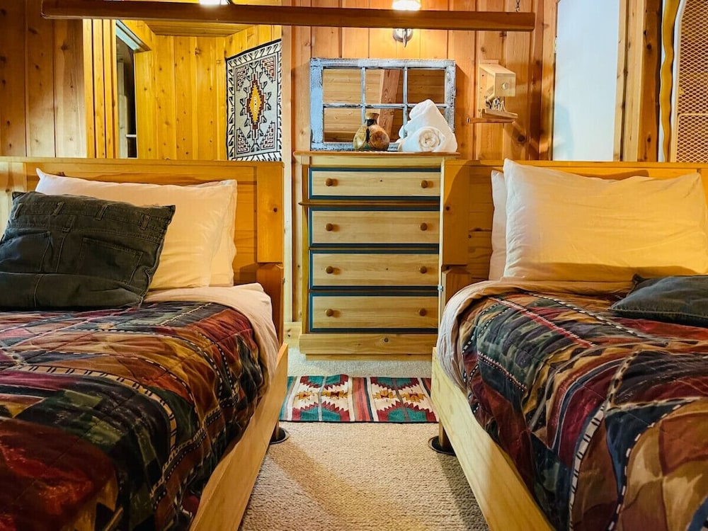 Timpcreek Cottage On The Stream • Sundance, Utah • Walk To Ski Lift • Hot Tub • Grill & Picnic Table - Sundance, UT