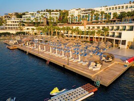 Uma praia privada, praia de areia branca, toldos de praia gratuitos 