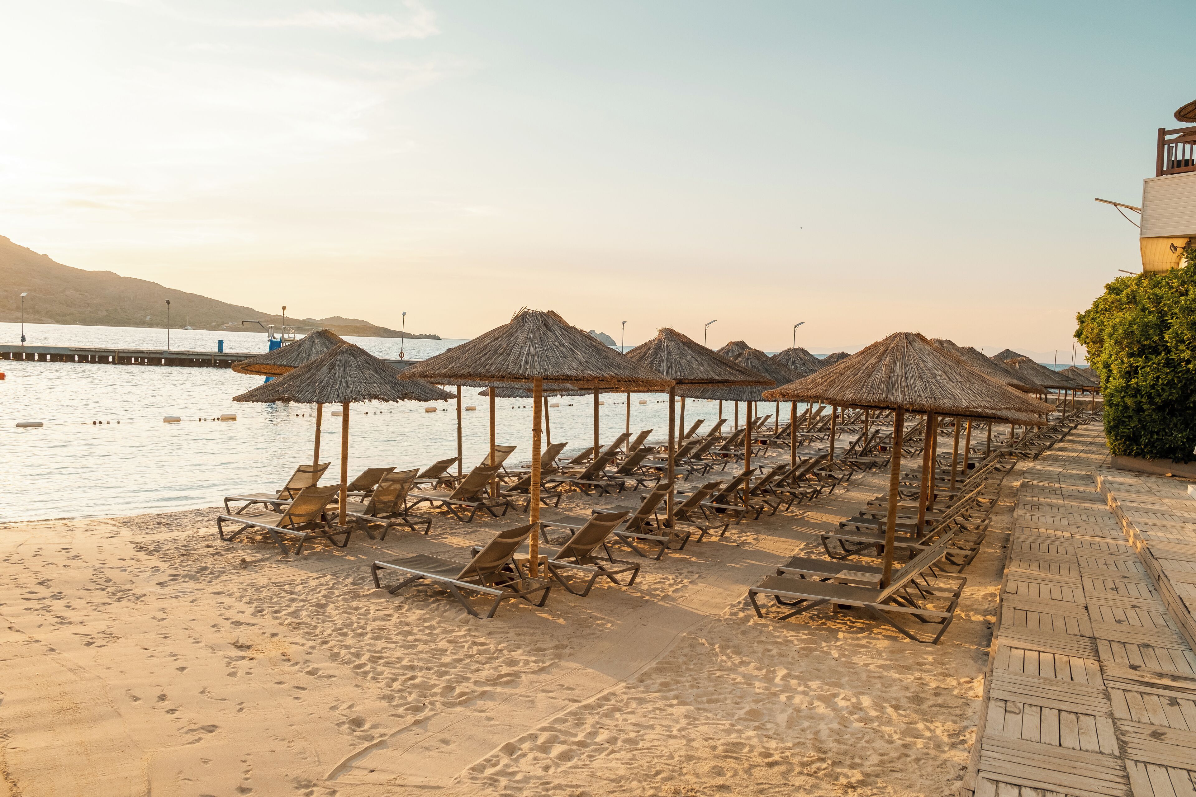 Praia particular, areia branca, barracas de praia de cortesia 