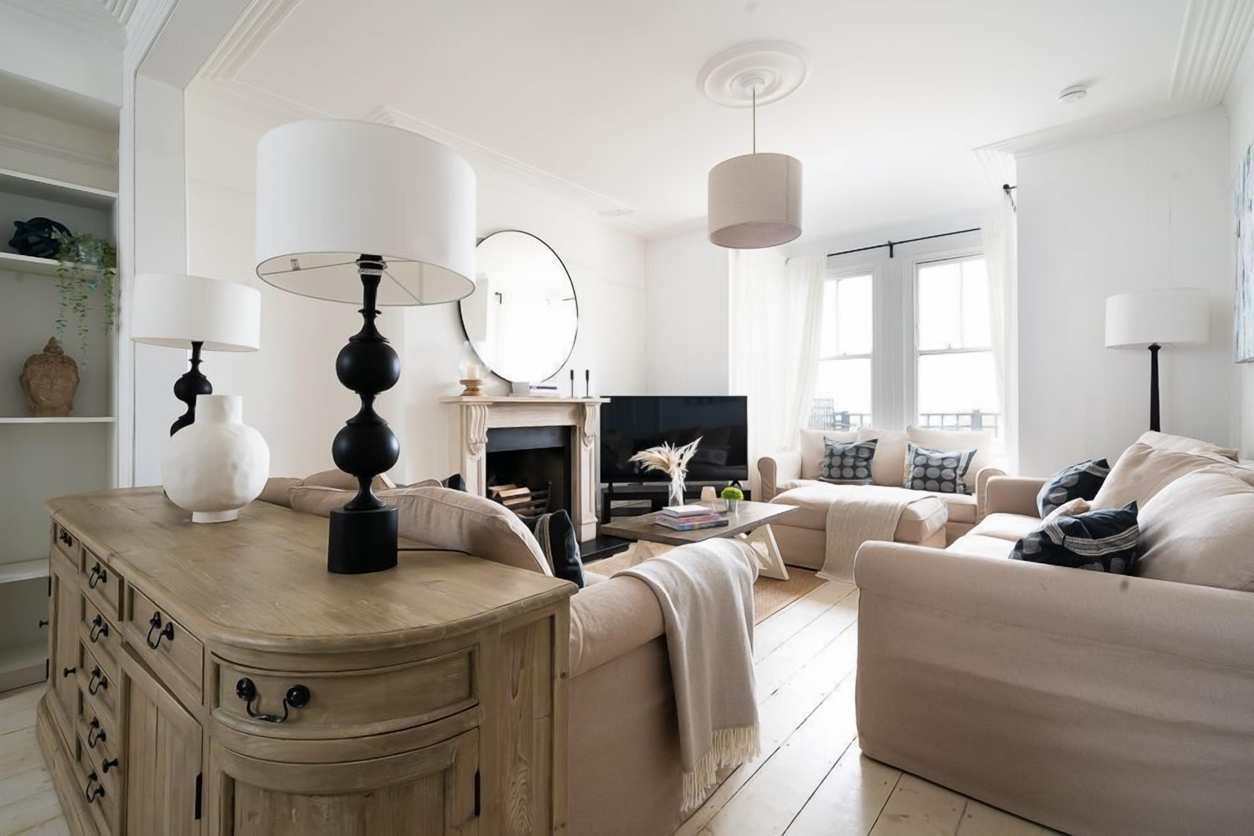 Crooklets House Is A 6 Bedroom House, 150 Metres From The Beach - Bude