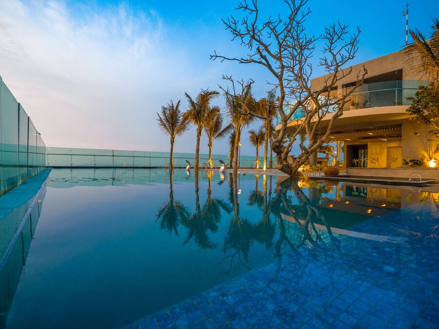 Piscina exterior, guarda-sóis, espreguiçadeiras