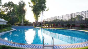 Piscina externa, espreguiçadeiras