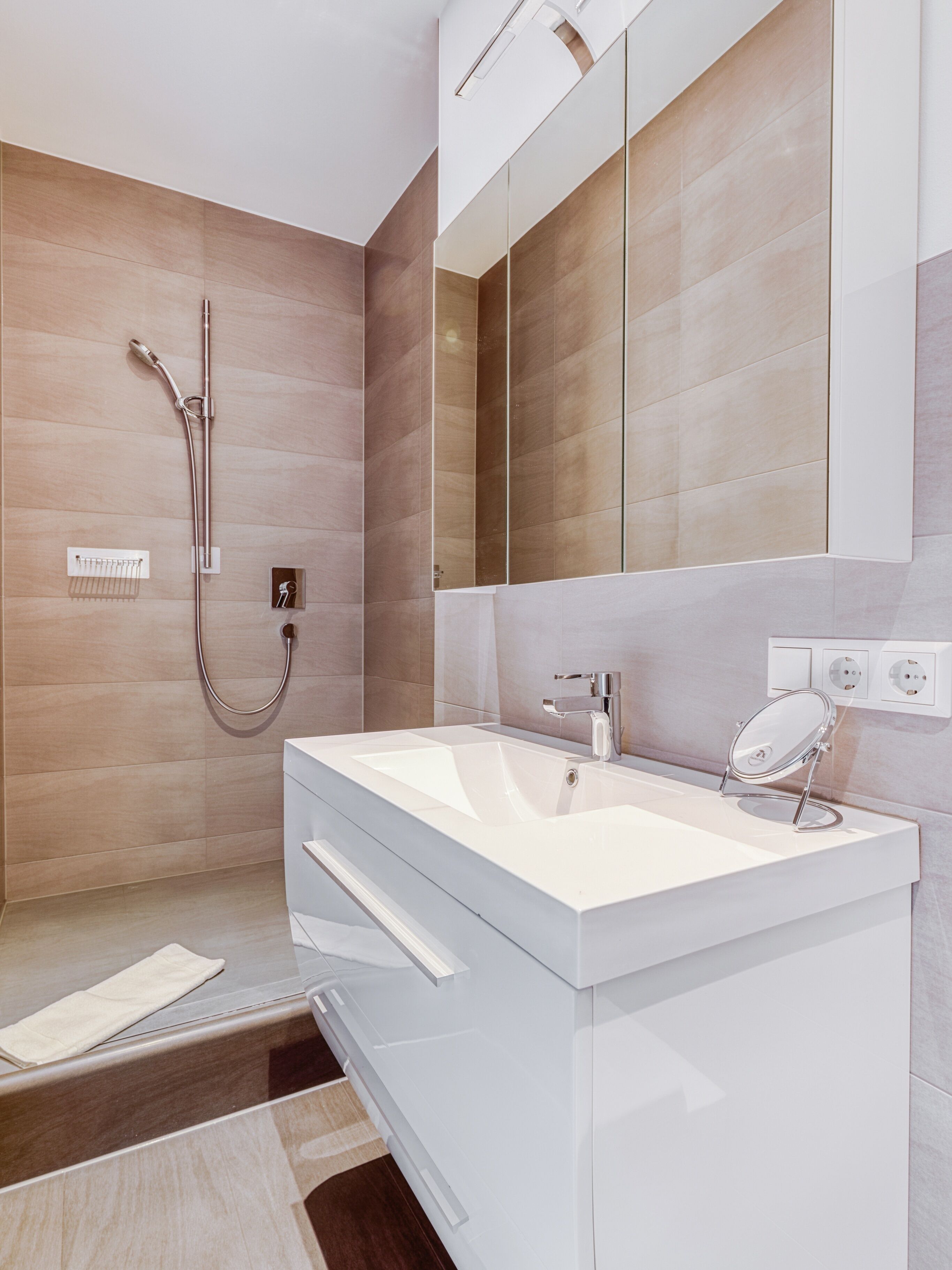 Single Suite | Banheiro | Produtos de toalete grátis, secador de cabelo, toalhas de banho 