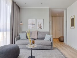 One-Bedroom Suite L | Sala de estar | Smart TV de 50 polegadas com canais via satélite, televisor 