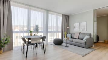 One-Bedroom Suite L | Sala de estar | Smart TV de 50 polegadas com canais via satélite, televisor