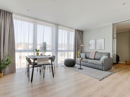 One-Bedroom Suite L | Sala de estar | Smart TV de 50 polegadas com canais via satélite, televisor 