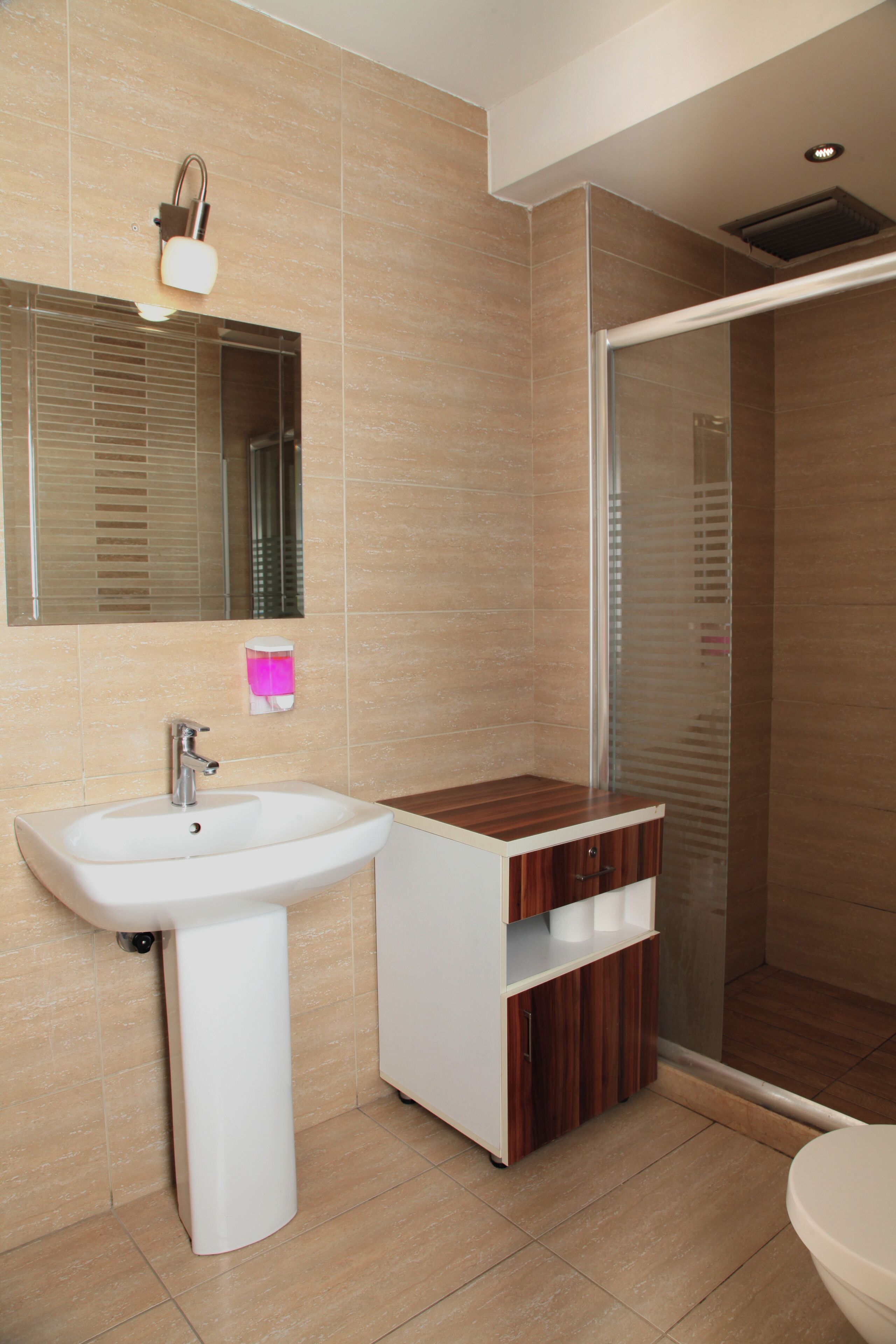 Quarto Twin Deluxe | Casa de banho | Um polibã, um secador de cabelo, roupões para criança, chinelos 