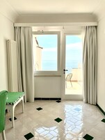 Quarto Executivo, terraço, vista para o mar | Sala de estar | Televisor de ecrã plano de 30 polegadas com canais via satélite 