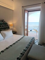Quarto, 1 cama king-size, banheira de hidromassagem grande, vista para o mar (Balcony) | Minibar, com mobília individualizada, secretária 