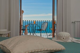 Minibar, com mobília individualizada, secretária 