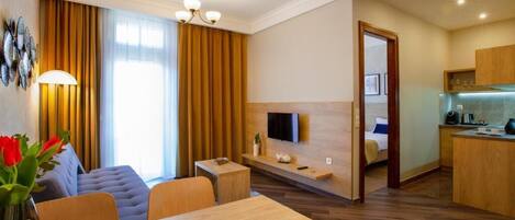 Apartamento Sénior | Sala de estar | Televisor LCD de 32 polegadas com canais via satélite, televisor